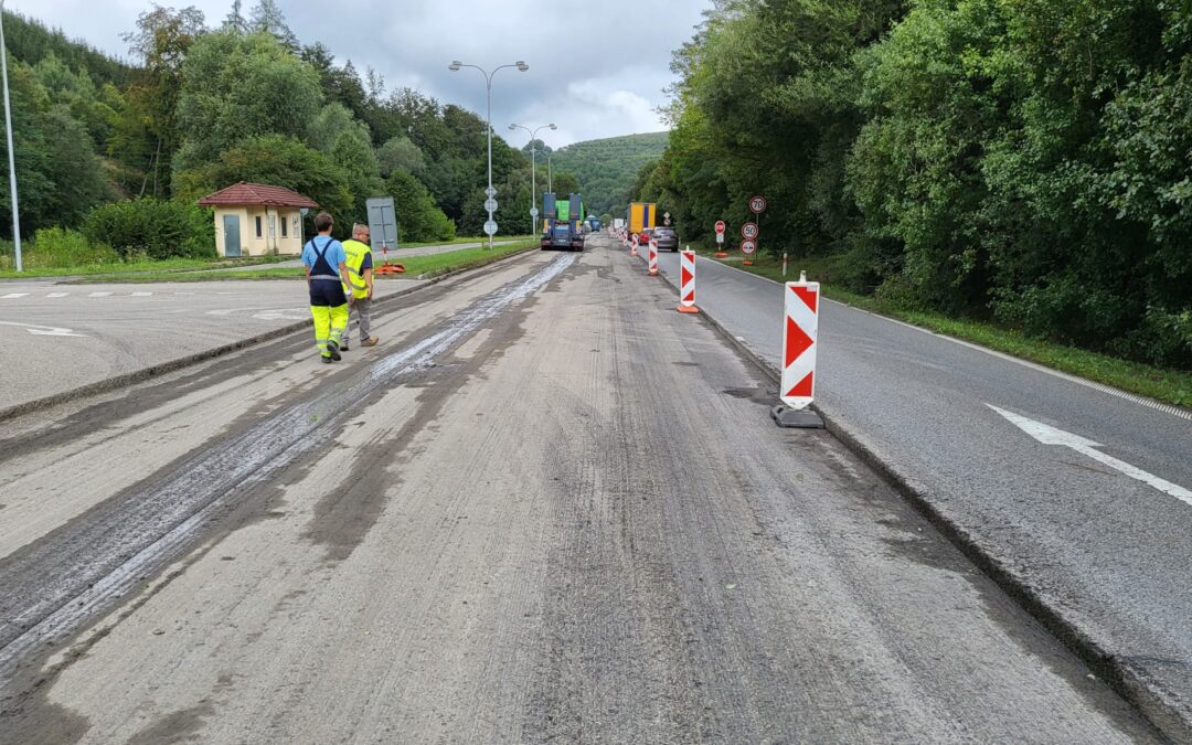 Oprava povrchu silnice I/50 u Starého Hrozenkova bude hotová v polovině října - Ředitelství ...