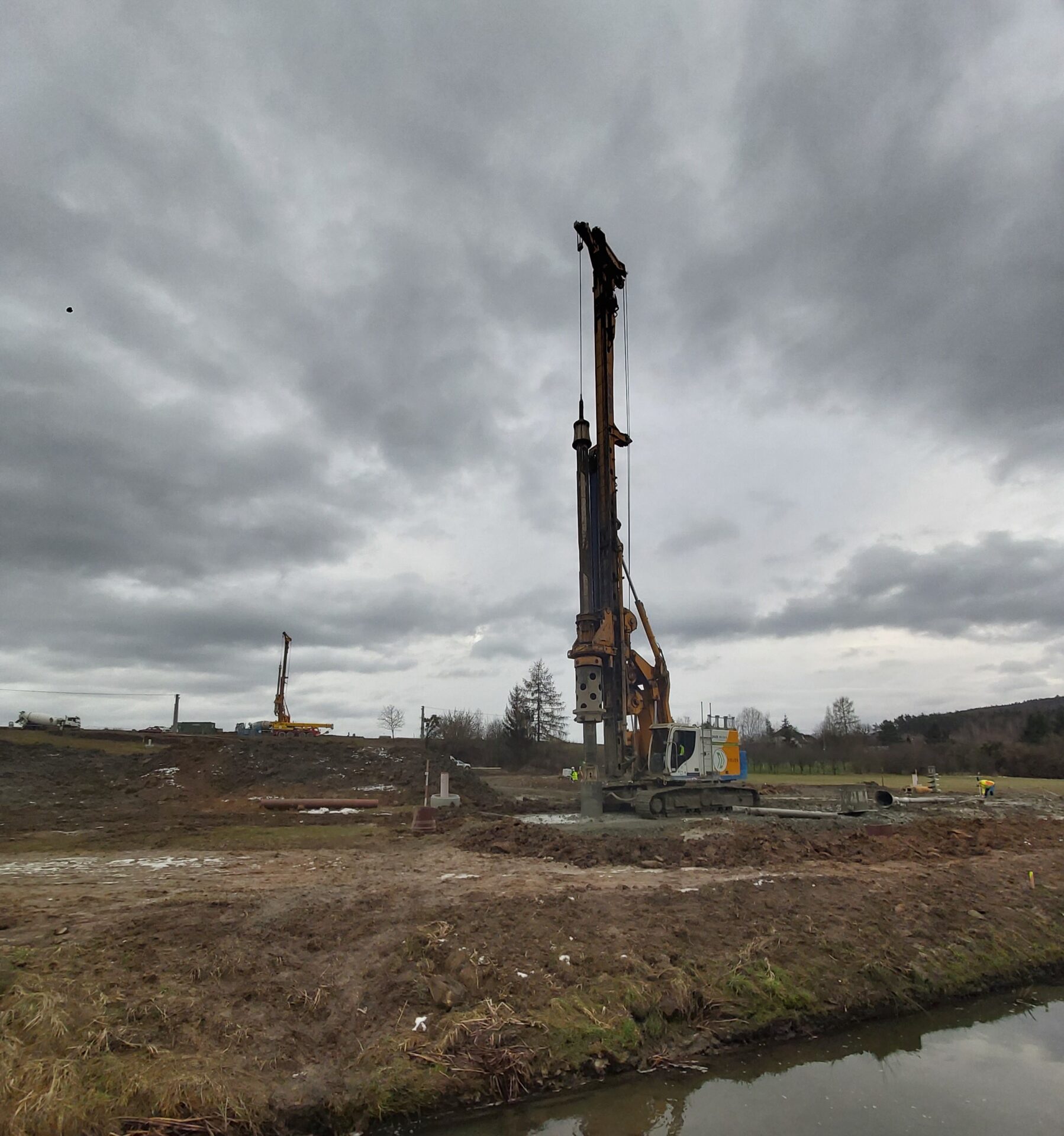 Na stavbě dálnice D49 Hulín - Fryšták v zimě pokračují práce na mostech ...
