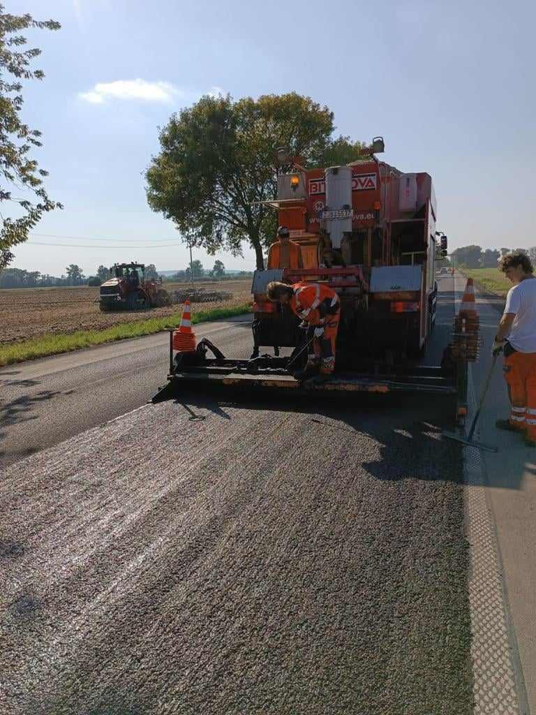 Na silnici I/47 mezi Kroměříží a Hulínem pokládáme asfaltové vrstvy - Ředitelství silnic a ...